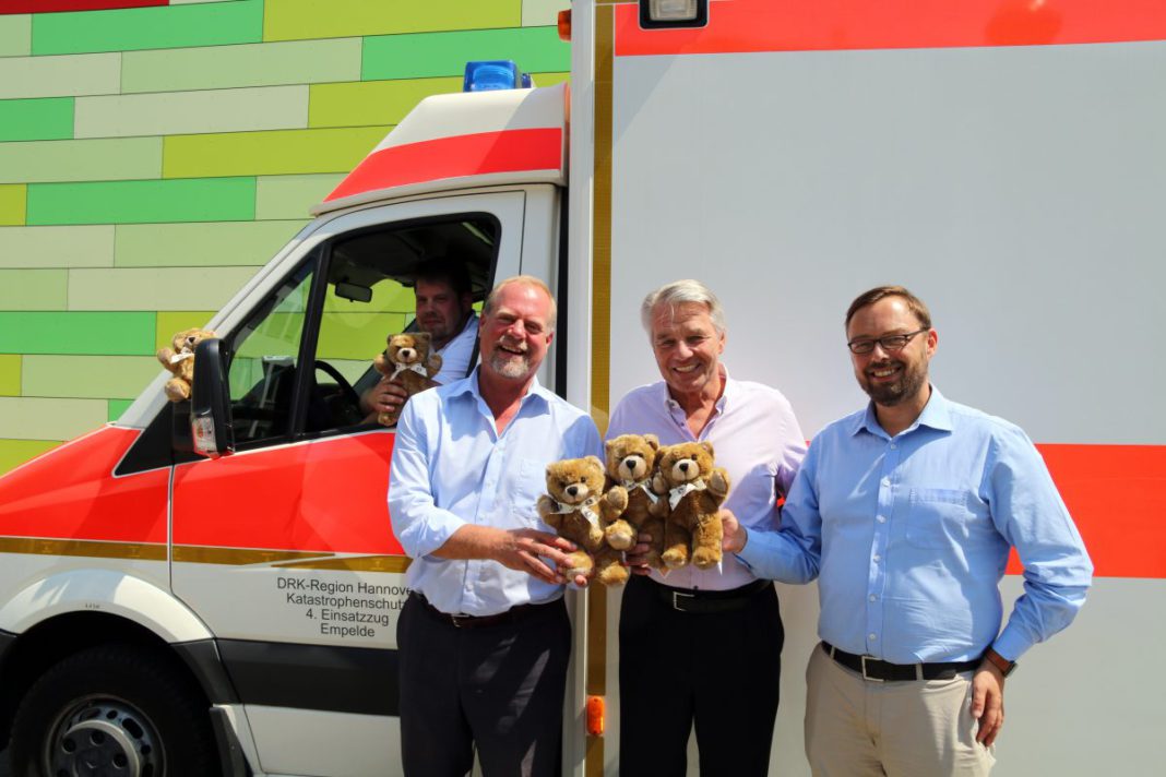 DRK-Vorstand Steffen Baumann nimmt TrösteTeddys entgegen - Garbsen City News