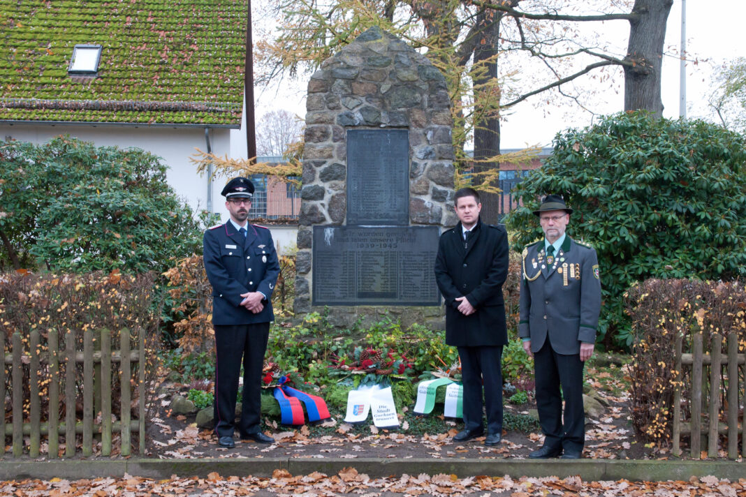 Volkstrauertag: Garbsener/innen gedenken im Rathaus der Opfer von Krieg und Gewalt - Garbsen ...