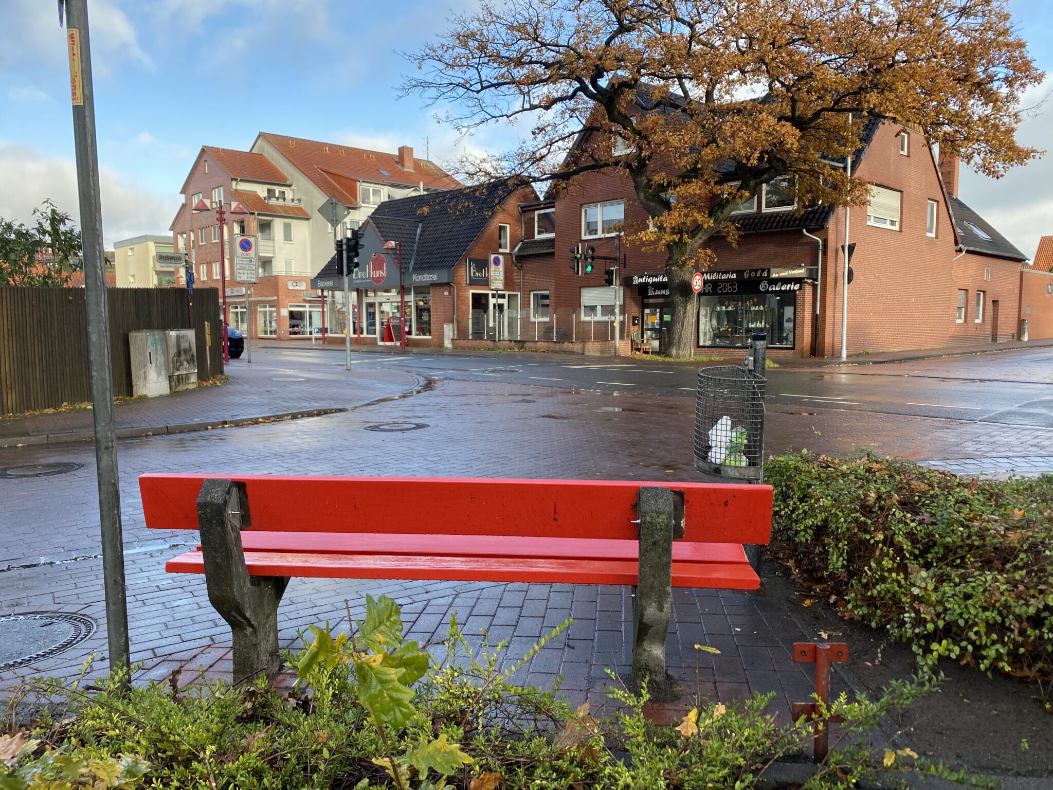 Die rote Bank auf der Roten Reihe in Berenbostel - Ein Symbol gegen ...