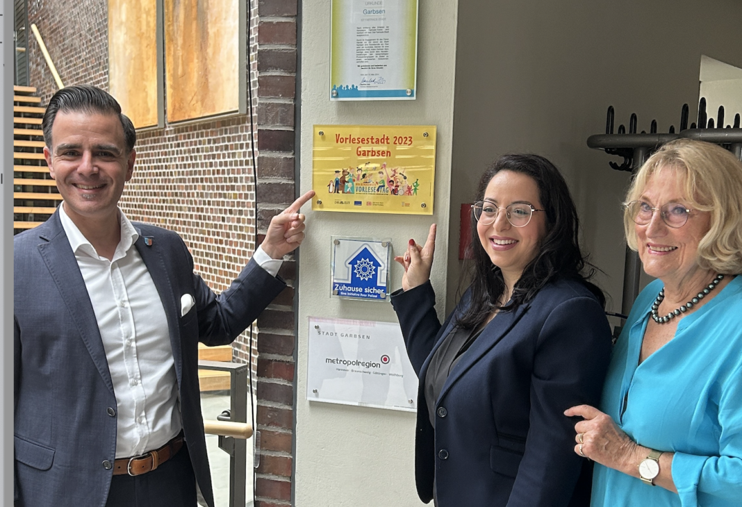 Plakette für Titel „Vorlesestadt 2023“ ziert nun das Rathaus Garbsen ...